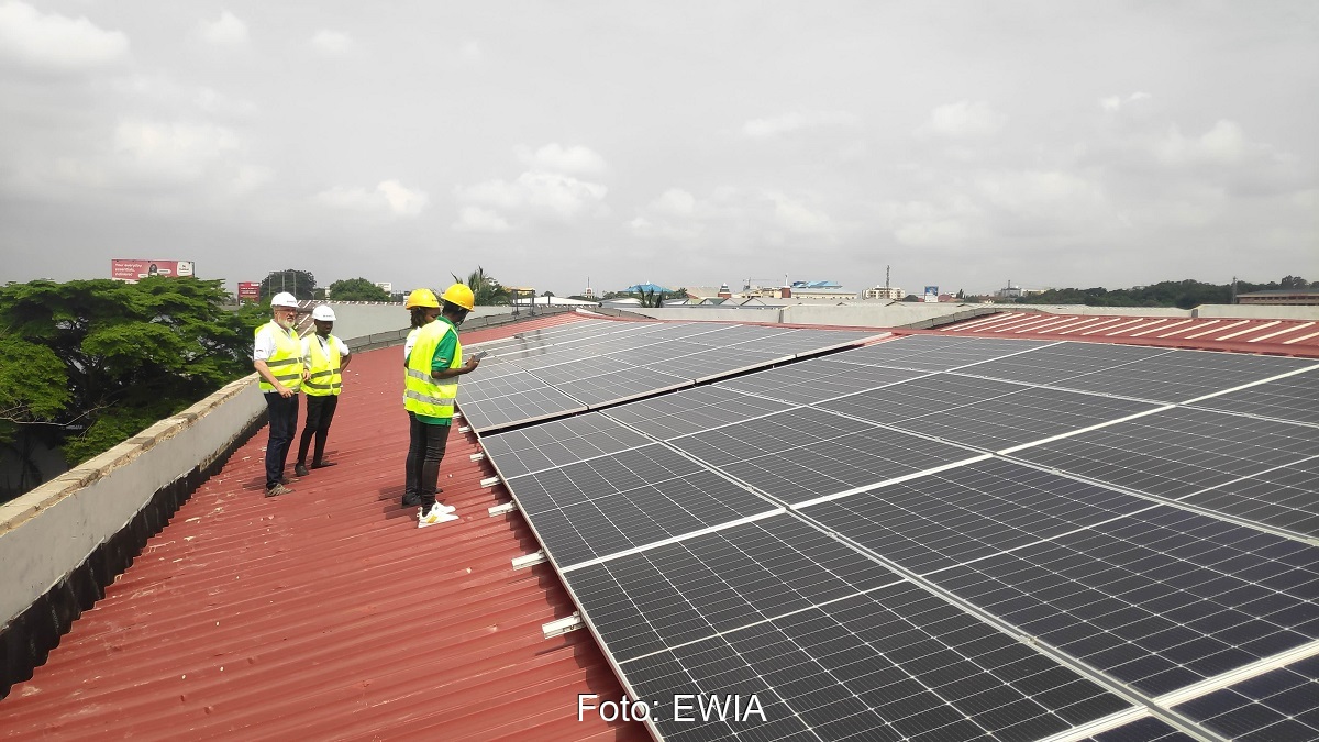 Photovoltaik-Anlagen in Afrika: Stiftung CEI Africa unterstützt EWIA ...