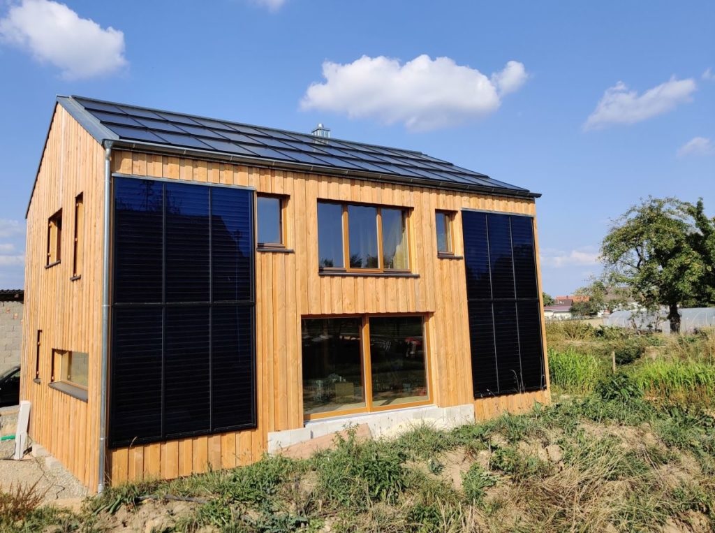Strohballenhaus mit Solarthermie an der Fassade - Solarserver